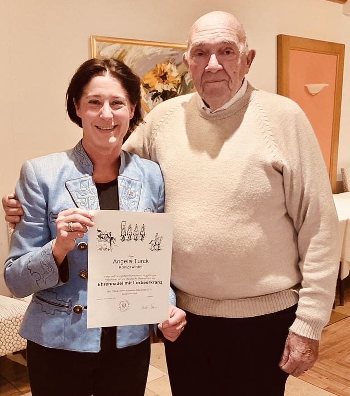 Ehrennadel mit Lorbeerkranz für Angela Turck – Der Deutsche Reiter- und ...
