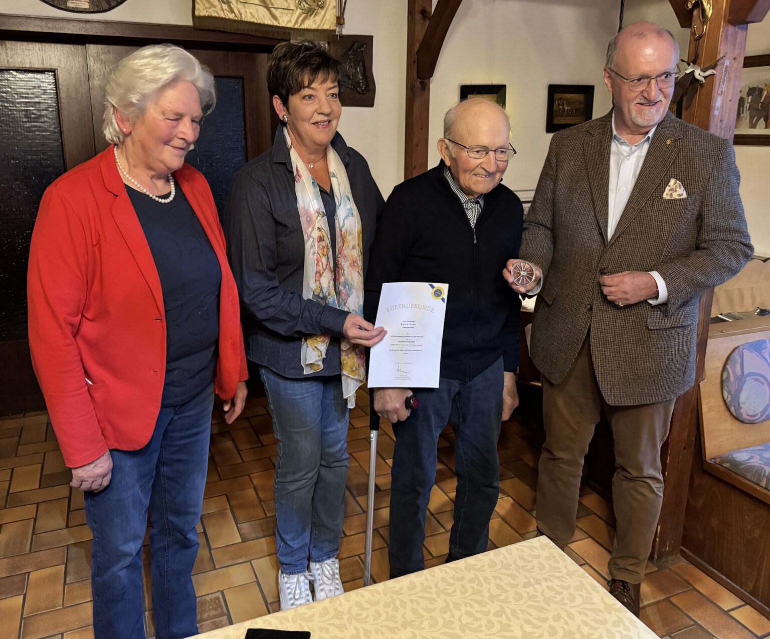 Silbernes Wagenrad für Bernd Duen – Der Deutsche Reiter- und Fahrer ...